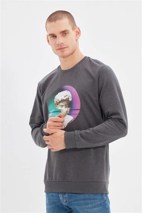 ნახშირისფერი მამაკაცის ჩვეულებრივი მორგების მრგვალსაყელოიანი გრძელმკლავიანი მოხატული სპორტული