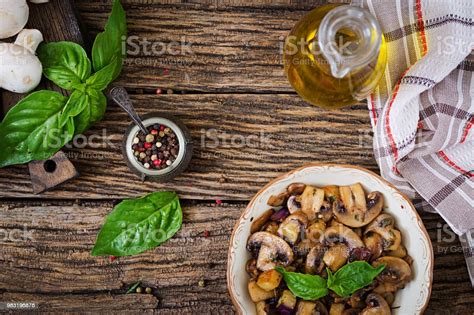 버섯 가지 Saute Aubergines와 바 질 야채는 끓인 채식 채식주의 음식 건강 한 식사입니다 최고의 볼 수 있습니다