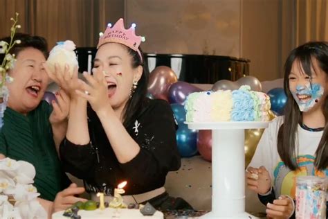 心态超好！钟丽缇庆51岁生日，与婆婆、女儿开心打闹自比15岁凤凰网视频凤凰网