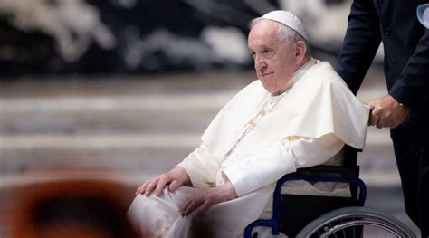 Papa Francisco Se Levanta De Su Silla De Ruedas Para Recibir Chipa
