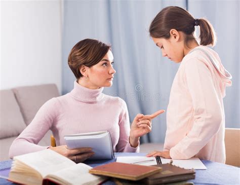 Madre Insegna Alla Figlia Fotografia Stock Immagine Di Europeo