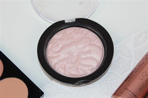 5 Makeup Revolution Highlighters Totally Worth The Hype Pink Paradise