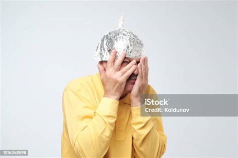 깡통 호 일 모자에 있는 백인 성숙한 남자 손으로 그의 얼굴에 닫는 불쾌 모자 모자류에 대한 스톡 사진 및 기타 이미지 모자