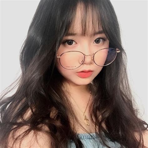 Thiếu Nữ Sài Gòn Nổ Inbox Vì Loạt ảnh đeo Kính Xinh Vượt Mức
