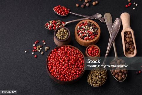 구성 개념 그릇과 숟가락에 여러 종류의 다양한 색상의 딸기로 구성 개체 그룹에 대한 스톡 사진 및 기타 이미지 개체 그룹 건조한 검은색 Istock