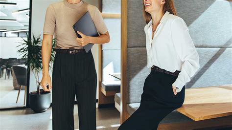 女性のビジネスカジュアルってどんな服装？覚えておきたいマナーを解説