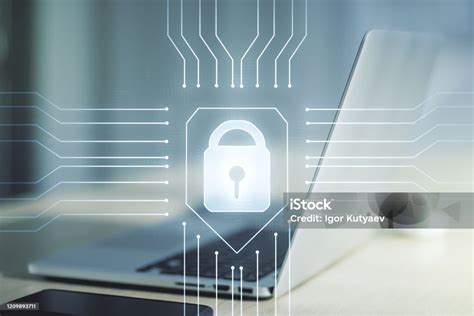 현대 노트북 배경에 잠금 기호 및 마이크로 회로 그림과 창조적 인 아이디어 개념 보호 및 방화벽 개념입니다 다중 노출 0명에 대한 스톡 사진 및 기타 이미지 Istock