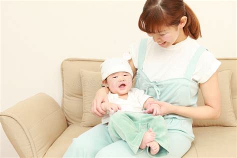 Mamá Japonesa Y Su Bebé Imagen De Archivo Imagen De Cabrito 41319797