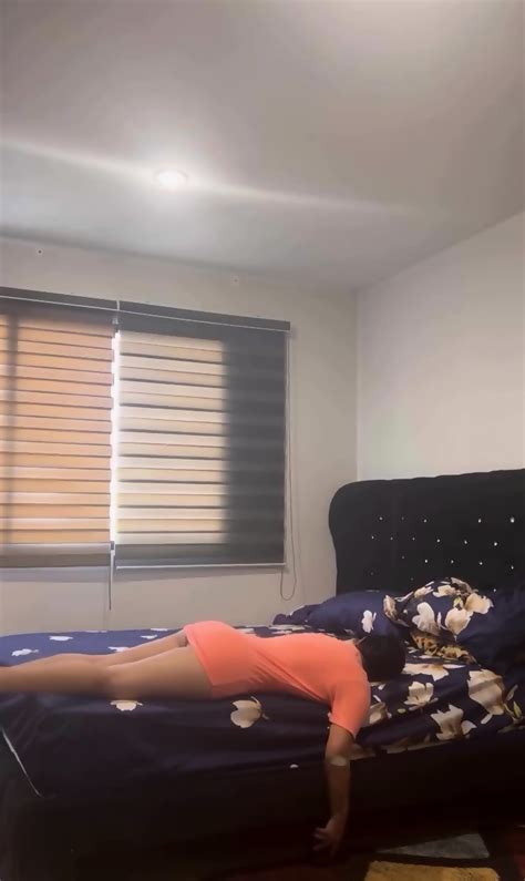 Latina Jugando En Una Cama Eporner
