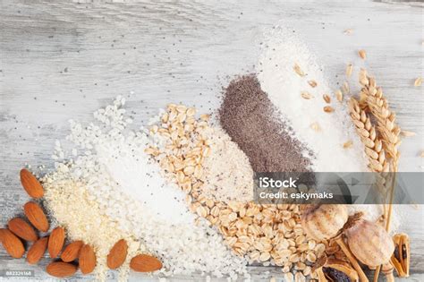 Photo Libre De Droit De Différents Types De Farines Sur Table En Bois