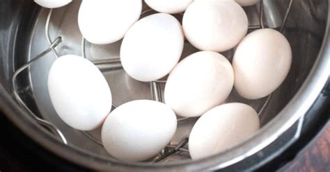 Всички слагате оцет и сол но ето какво добавям аз във водата на яйцата и няма нито едно пукнато