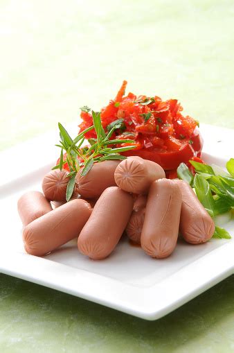 체리 토마토 무와 녹색 빨간색과 대나무 배경 흰색과 녹색 접시에 토스트 빵과 녹색 허브와 레몬 치킨 쇠고기 칵테일 소시지 0명에