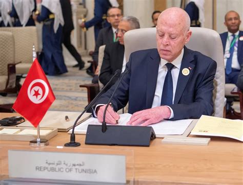 الرئيس التونسي يوجه المؤسسة العسكرية بتنفيذ مشاريع حكومية معطلة