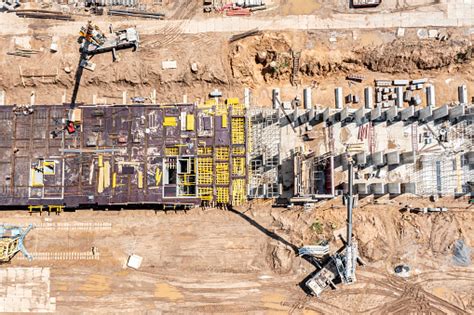 건물 크레인 장비 및 자재가있는 대형 건설 현장의 공중 최고 전망 0명에 대한 스톡 사진 및 기타 이미지 0명 강철 개발