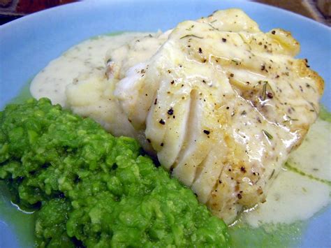 Torskfil Med Vitvinss S Potatis Och Jord Rtskocksmos Och Stampade Rtor
