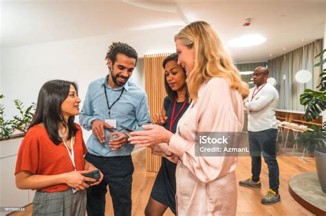 현대 사무실에서 업무 프로젝트에 대해 논의하는 경험 많은 다인종 동료 리더십에 대한 스톡 사진 및 기타 이미지 리더십 비즈니스 기업 비즈니스 Istock