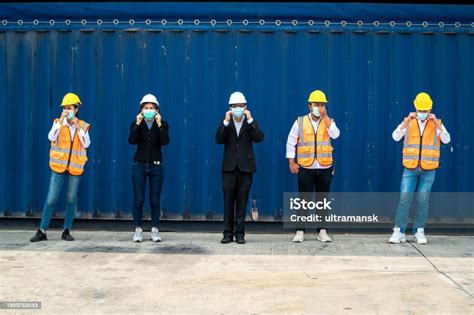 단체 종사자 노동자는 보호 마스크 얼굴과 안전 헬멧을 착용하고 배경화물 창고와 정장 안전 드레스를 입고있다 업계 근로자 운영