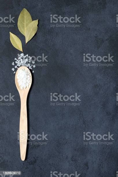 향신료와 허브 베이 잎과 소금나무 숟가락에 검은 배경 복사 Cpace 0명에 대한 스톡 사진 및 기타 이미지 0명 거친