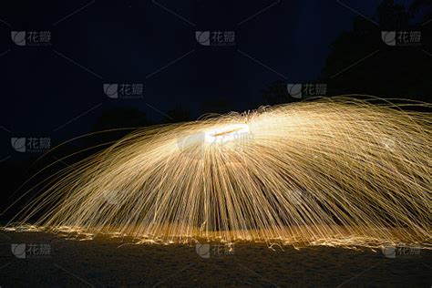 燃烧的钢丝绒。晚上在海滩上。