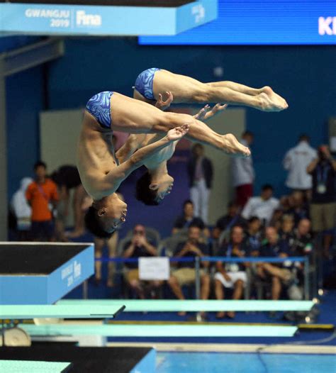 ＜世界水泳光州2019・男子シンクロ3メートル飛板飛び込み決勝＞東京五輪出場を決め坂井と抱き合い喜ぶ寺内（手前）（撮影・会津 智海