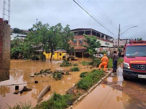 Chuvas em Minas córrego transborda e inunda casas em Naque Cidades Aqui
