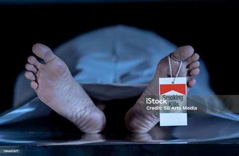 反吸煙廣告設計形象屍體在停屍房與腳趾標籤與文字吸煙殺死寫上社會意識運動說不煙草和健康影響吸煙 照片檔及更多 反吸煙 照片 反吸煙 上癮
