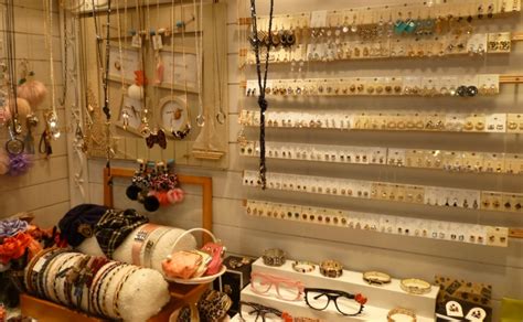 饰品店摆放效果图 饰品店装修图小型 耳环一面墙装修饰品店 大山谷图库