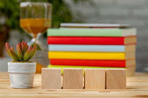 사무실 작업 테이블에 디자인을위한 복사 공간이있는 빈 나무 큐브 0명에 대한 스톡 사진 및 기타 이미지 0명 개념 경영자 Istock