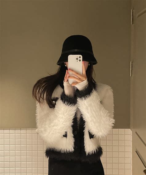 듀엔즈 배색 진주 페이크 퍼 가디건신상 데일리룩 데일리 겨울 겨울자켓 겨울가디건 퍼가디건 배색가디건 연말 연말룩 하객 하객룩
