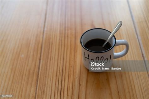 집 밖에 있는 나무 테이블에 뜨거운 커피 한 잔과 함께 Hello라는 단어가 적힌 메시지 0명에 대한 스톡 사진 및 기타 이미지