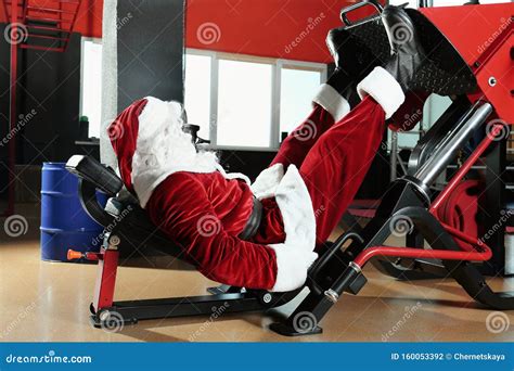 Entrenamiento Aut Ntico De Santa Claus En Gimnasio Foto De Archivo