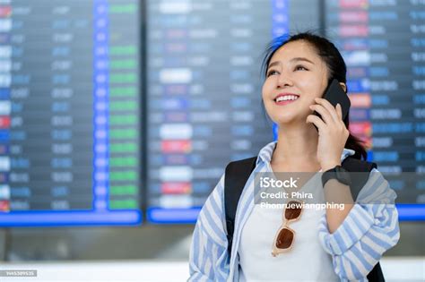 스마트 폰을 사용 하 고 기술 개념으로 공항 여행 및 교통 수단의 항공편 정보 화면에서 체크인을 요청하는 아시아 여행자 30