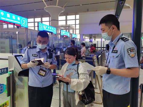 济南：出入境迎高峰 边检全警保畅通