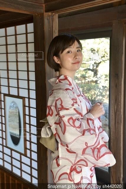 古民家の和室にて微笑む浴衣を着た若い女性の写真画像素材 4895670 Snapmartスナップマート