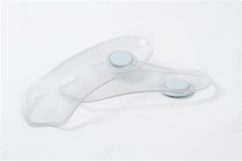 흰색 배경에 고립 된 정형 외과 깔창 평평한 발과 발 질환의 치료 및 예방 발 관리 발에 대한 편안함 편안한 신발을 착용하십시오 의료 인솔 0명에 대한 스톡 사진 및 기타