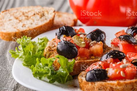 토마토 블랙 올리브 양상추 겨자를 곁들인 이탈리아 브루스케타 0명에 대한 스톡 사진 및 기타 이미지 0명 건강한 식생활 검은색 Istock