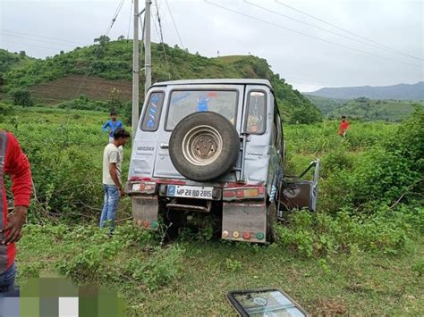 Jeep Carrying Illegal Teak Caught अवैध सागौन ले जा रही जीप पकड़ाई