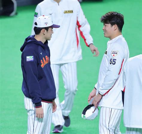 談笑する村上（右）と佐々木朗（撮影・光山 貴大） ― スポニチ Sponichi Annex 野球
