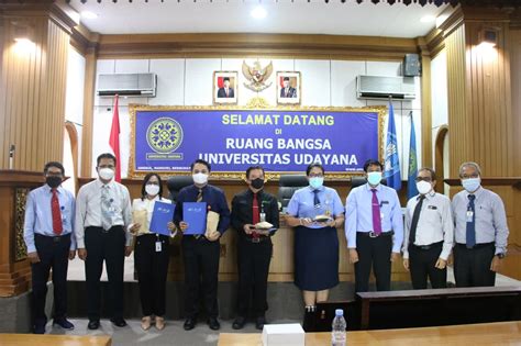 Rektor Unud Serahkan Sertifikat AUN QA Kepada Empat Program Studi