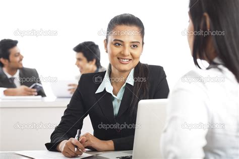 Dos Empresarias Discutiendo En Una Oficina Con Sus Colegas En Segundo