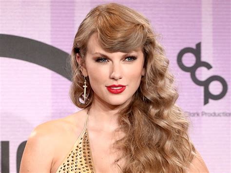 Mac Lipstick In Ruby Woo Taylor Swifts Favorite Red Lipstick For 17 Sheknows