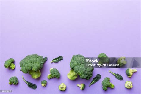 컬러 배경에 상단 보기 신선한 녹색 브로콜리 야채 브로콜리 양배추 머리 건강 또는 채식 음식 개념 플랫 레이 복사 공간 단면도에