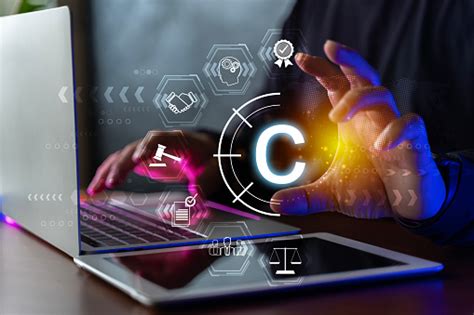 저작권 또는 지적 재산권 특허 아이디어 특허 및 지적 재산권 보호법 및 권리 개념에 대한 스톡 사진 및 기타 이미지 개념 광고 남성 Istock