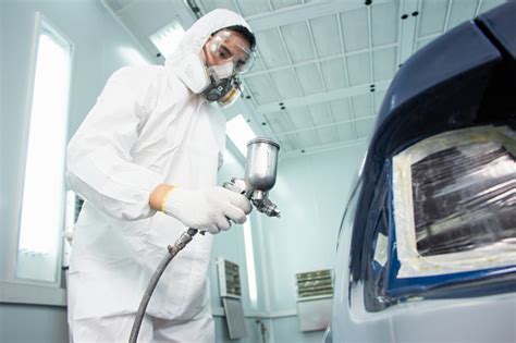 기업가 사업가 작은 사업 소유자 페인트 차고 자동차 수리 점 화사 한 노동자 는 스프레이 총을 들고 Ppe 정장과 먼지 마스크를 착용 페인트룸 페인트룸 뿌림에 대한 스톡