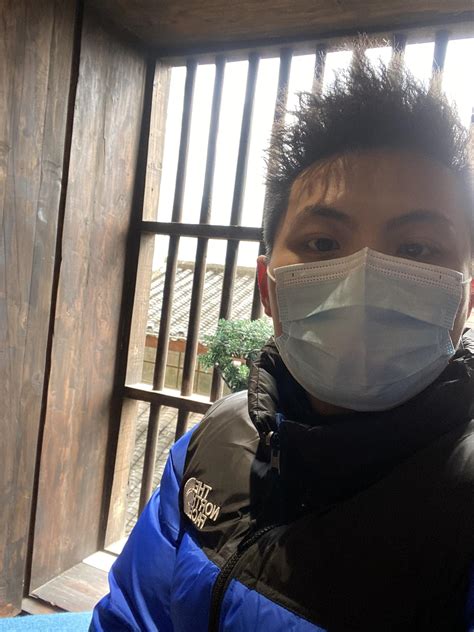 工作让人变成社交恐惧症，可我依然对工作之外的生活抱有极大的热情。人真是一个矛盾体，贪图现状安稳，内心又蠢蠢欲动心向远方。 知乎