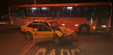 Mulher E Duas Crianças Ficam Feridas Em Acidente Entre ônibus E Carro