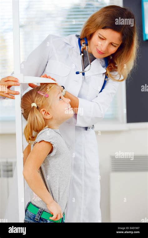 Height Measurement Doctor Hi Res Stock Photography And Images Alamy