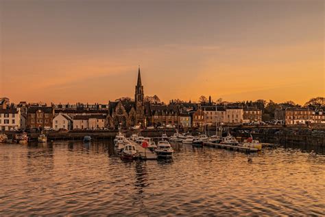 집 밖의 강가 거리 풍경 건물 건축 경치 경치가 좋은 고요한 골든 아워 관광 교회 그림 같은 낭만적인 뉴 헤이븐 마리나 마을 만만한 곳 물이