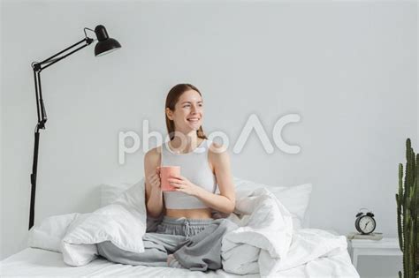 マグカップを持って遠くを見る女性 No 26685264｜写真素材なら「写真ac」無料（フリー）ダウンロードok
