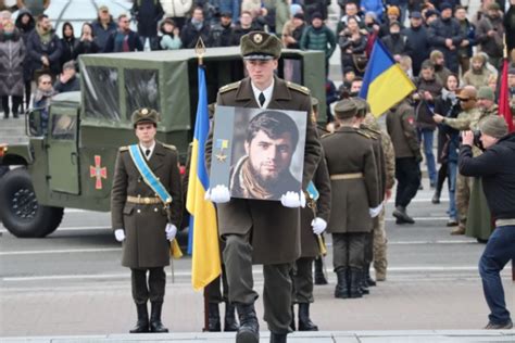 FOTO Mii de ucraineni în frunte cu Zelenski și conducerea militară l